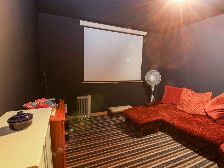 The Retreat, Pet Friendly, With Hot Tub In Llanrhaeadr-ym-mochnant - North Wales