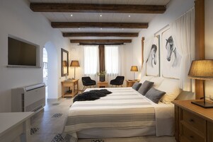 Quarto família, 2 quartos, no pátio | Frigobar, cofres nos quartos, individualmente decorados