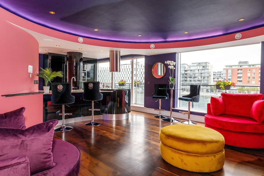 New Listing, Stunning Newly Renovated Waterfront Apartment - Ierland