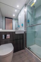 Quarto duplo, 2 camas de solteiro | Banheiro | Chuveiro, toalhas de banho, sabonete, shampoo