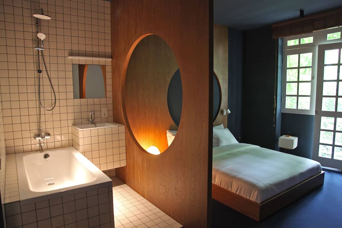 Quarto Duplo Júnior, varanda | Casa de banho | Artigos de higiene pessoal grátis, um secador de cabelo, roupões