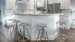 Cozinha privada | Uma cafeteira/bule, um frigorífico, um micro-ondas, um forno 