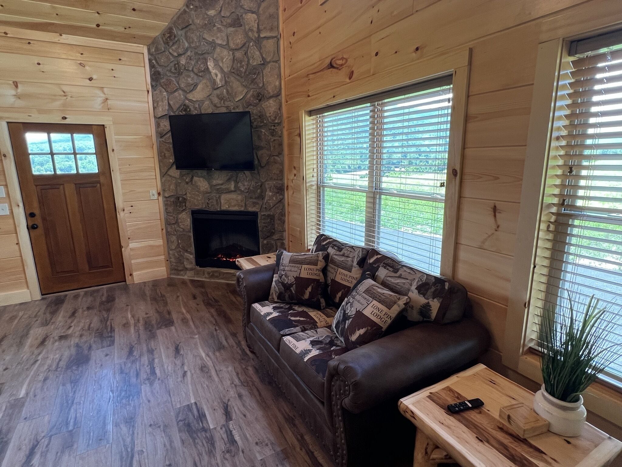 Smoky Mountains Cabin W/ Hot Tub & Cozy Fireplace - Cosby, TN