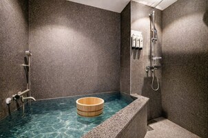 Quarto duplo em estilo japonês, 1 cama queen-size, não fumadores, vista para a montanha | Casa de banho | Um secador de cabelo, roupões, chinelos, toalhas fornecidas 