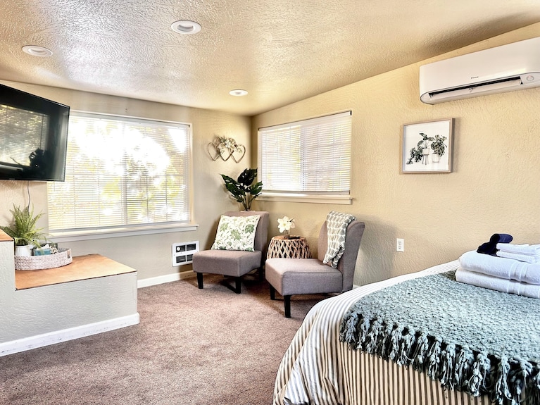 Walk To Downtown - Charming Upstairs Loft Studio - Medford, OR