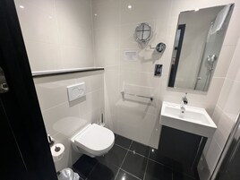 Quarto casal urbano | Banheiro | Chuveiro, produtos de toalete grátis, toalhas de banho