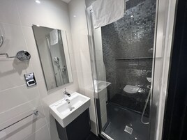 Quarto casal urbano | Banheiro | Chuveiro, produtos de toalete grátis, toalhas de banho