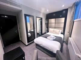 Quarto Duplo Básico | Cofre no quarto, secretária, cortinas/cortinados opacos 