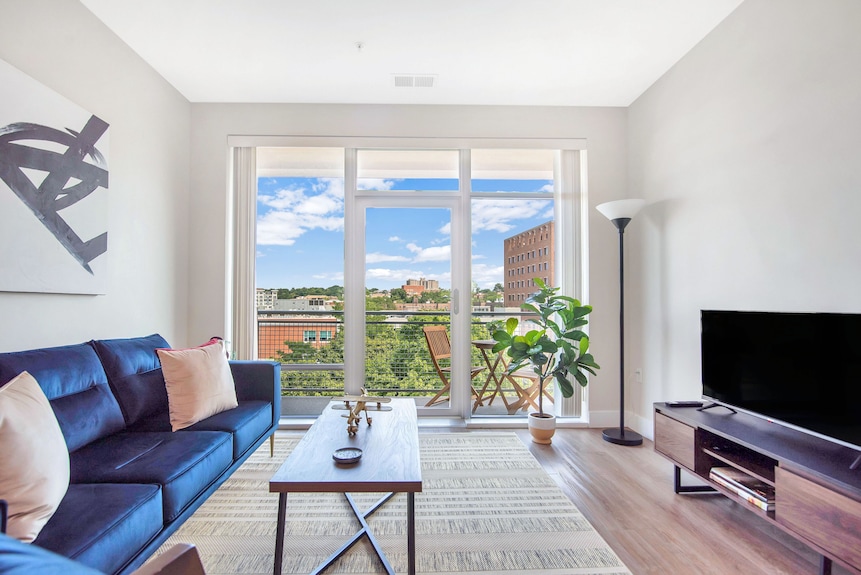 Lavish 1 Bed Apt + Rooftop & Gym - Downtown Stamford - 斯坦福