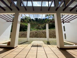 Uma área externa coberta com vista para uma encosta.