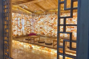 Quarto com design único de parede de tijolos, teto de madeira e divisória de vidro.