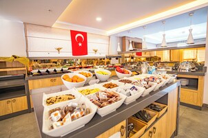 Buffet com diversos alimentos e a bandeira turca.