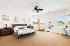 Quarto de Luxo, 1 quarto, banheira de hidromassagem, vista para a piscina | Roupa de alta qualidade, camas de colchão pillowtop, minibar 