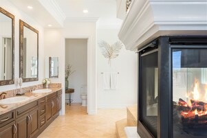 Quarto de Luxo, 1 quarto, banheira de hidromassagem, vista para a piscina | Casa de banho | Uma combinação polibã/banheira, artigos de higiene pessoal grátis