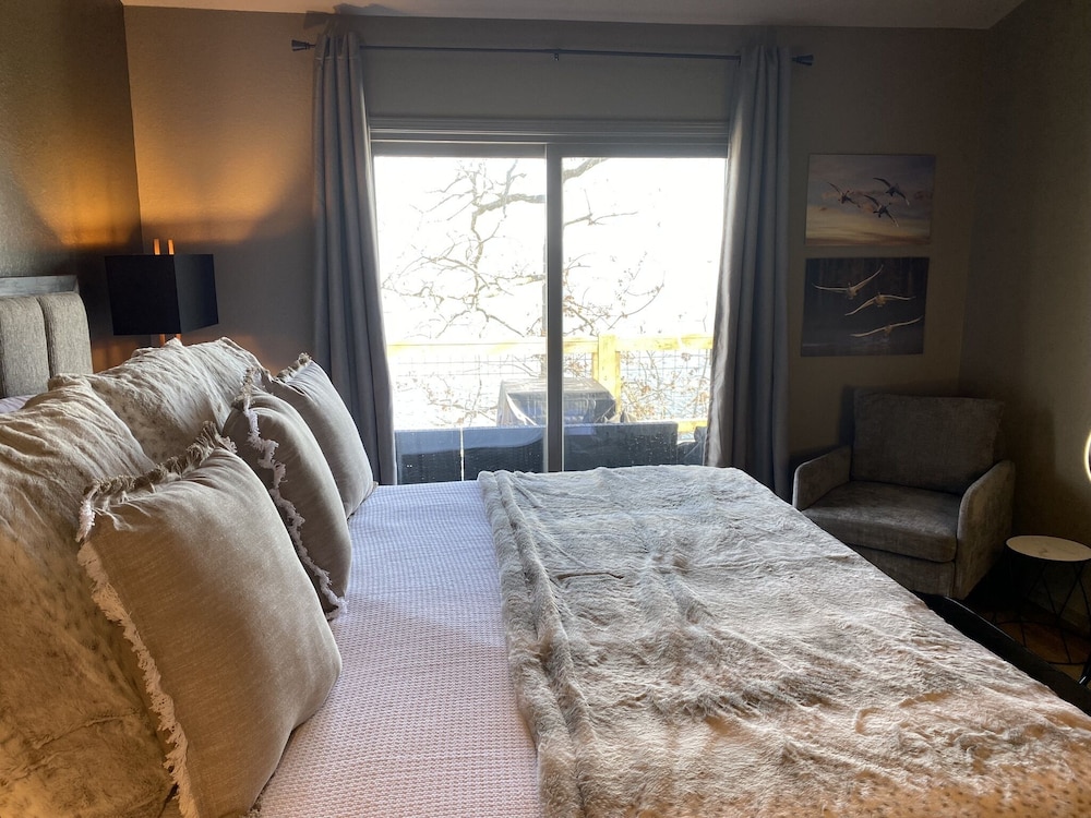 Water's Edge - literally ON Beaver Lake! - Lost Bridge Village | Vrbo