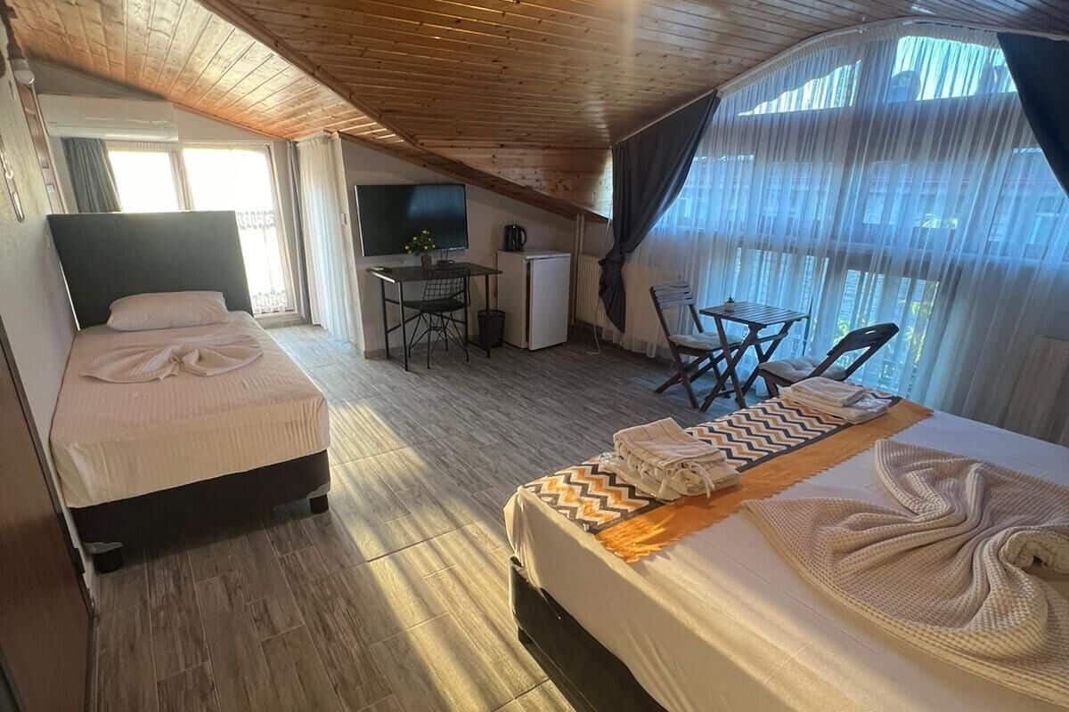 Quarto standard, várias camas, para não fumantes, vista para a piscina | 1 quarto, Wi-Fi de cortesia, roupa de cama