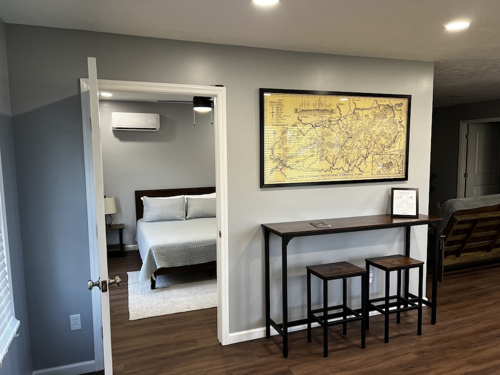 Conveniently Located Private Guesthouse In Wears Valley - No Cleaning Fees! - Pigeon Forge, TN