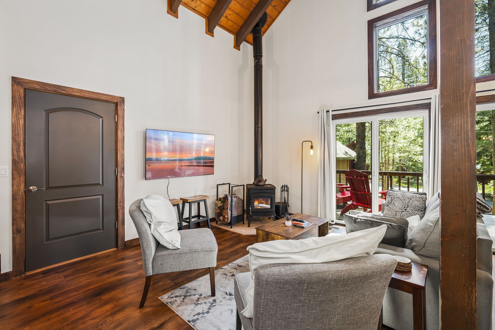 Bright Tahoe Donner Home W/ 2 Car Garage, Cozy Wood Stove, Open Floor Plan And Close To Skiing! - Truckee, CA