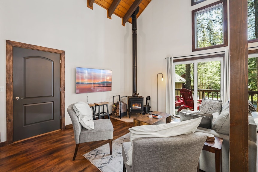 The Chalet - Bright Tahoe Donner Home With 2 Car Garage, Cozy Wood Stove, Remote Workspace - California