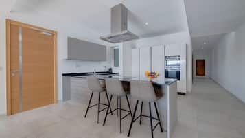 Apartamento (3 Bedrooms) | Cozinha privada | Um micro-ondas, um forno, uma máquina de café expresso