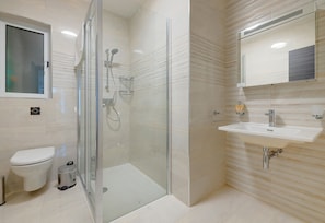 Apartamento (2 Bedrooms) | Casa de banho | Um polibã, um chuveiro fixo, um secador de cabelo, toalhas fornecidas 