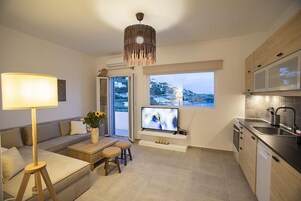 Brown LUXURY HOUSE SEA FRONT | Sala de estar | Televisor LCD de 32 polegadas com canais via satélite, televisor 