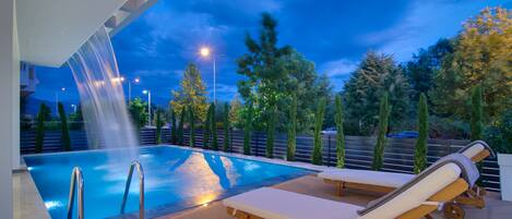 Piscina exterior, espreguiçadeiras