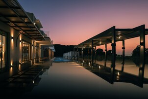 Piscina externa sazonal, guarda-sóis, espreguiçadeiras