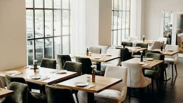 Pequeno-almoço tipo buffet diário (18 EUR por pessoa)