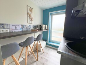 Geladeira, micro-ondas, cooktop, lava-louças