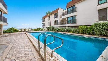 Apartamento em Condomínio Fechado, 2 quartos | Piscina | Uma piscina aquecida