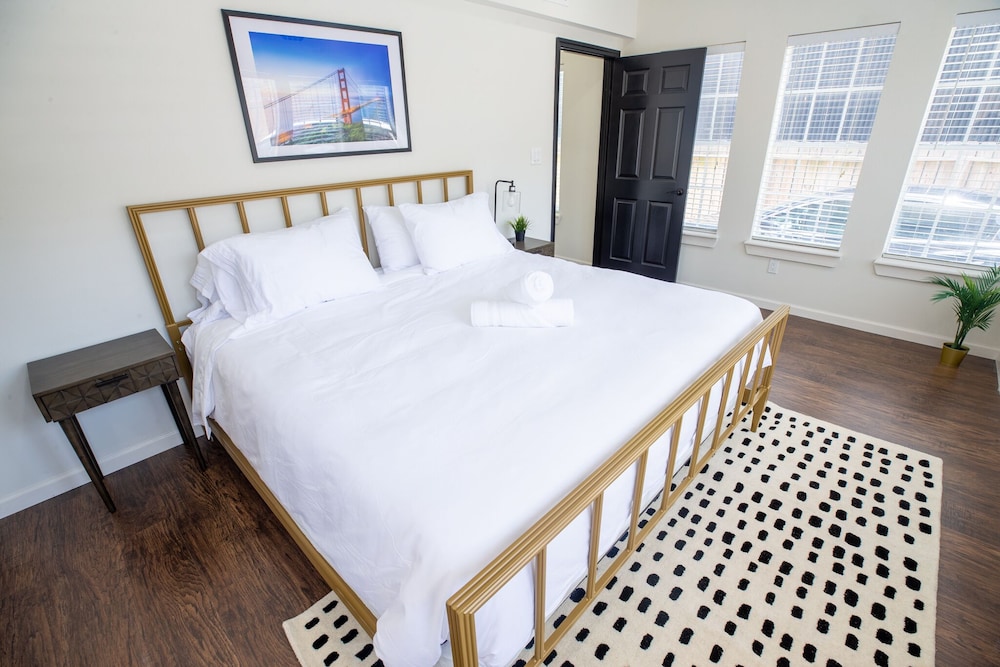 Resort & Spa | 6 King Beds | 6 Baths - Houston, TX