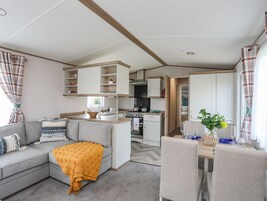 Geladeira, chaleira elétrica, talheres/pratos/utensílios de cozinha