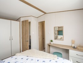 2 quartos, individualmente decorados, individualmente mobiliados