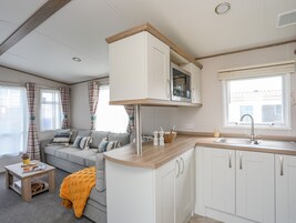 Geladeira, chaleira elétrica, talheres/pratos/utensílios de cozinha