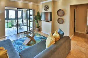 Apartamento Clássico | Sala de estar | Televisor LED de 39 polegadas com canais por cabo, televisor 