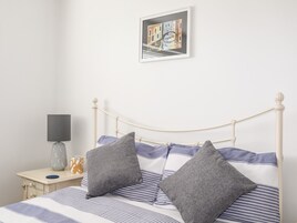 2 quartos, com decoração personalizada, com mobília individualizada 