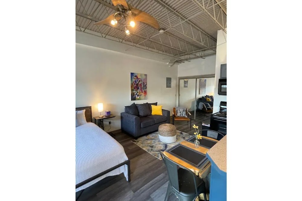 Modern Downtown Studio Living! Walker’s Paradise! - Tahlequah, OK