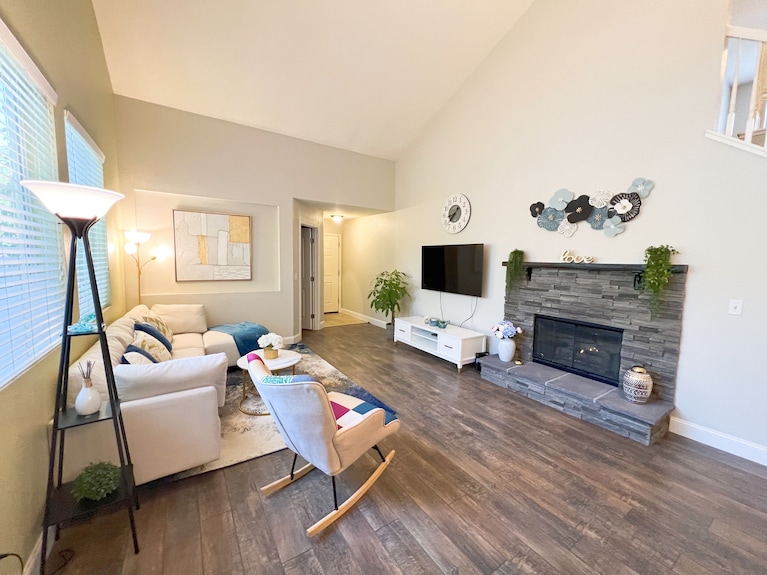 High Ceiling & Amazing Backyard & Family Kids Friendly - Elk Grove, CA