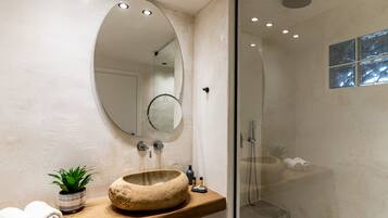 Quarto Triplo | Casa de banho | Um polibã, um secador de cabelo, toalhas fornecidas, sabão