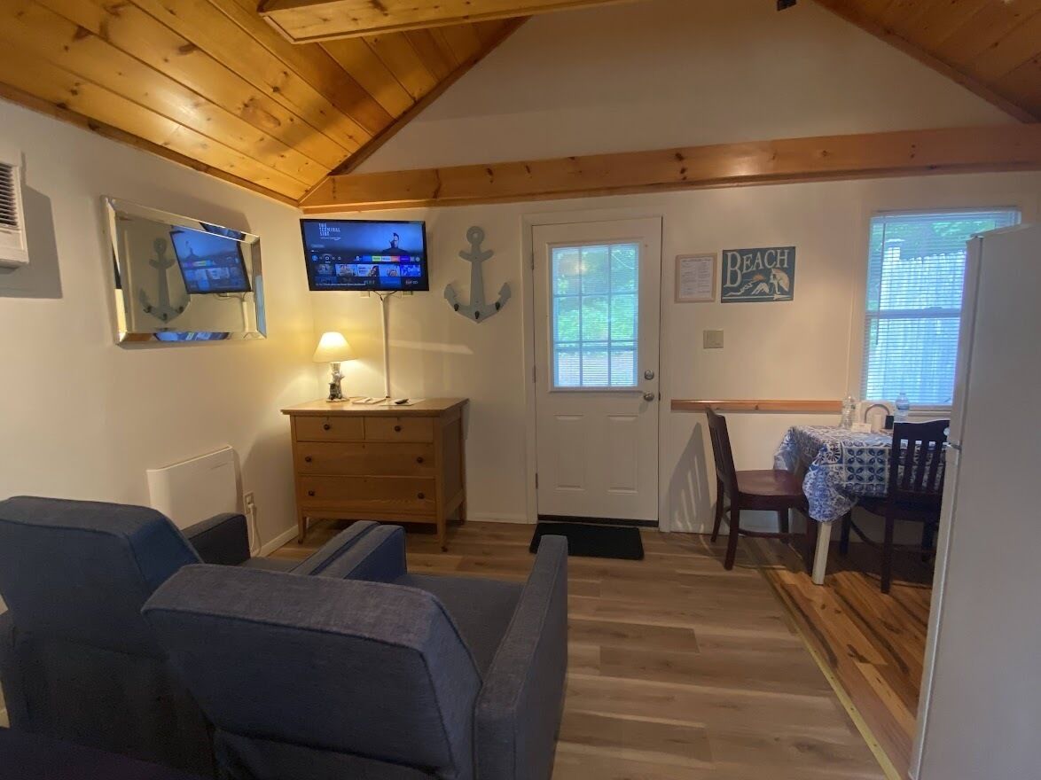 Pine Grove Cottages: Cottage 10 - Pet Friendly - Camden, ME