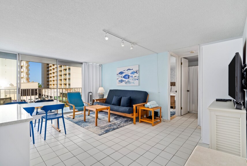 Spacious 1 Bedroom Condo W/full Kitchen & Parking - Mākālei Beach Park