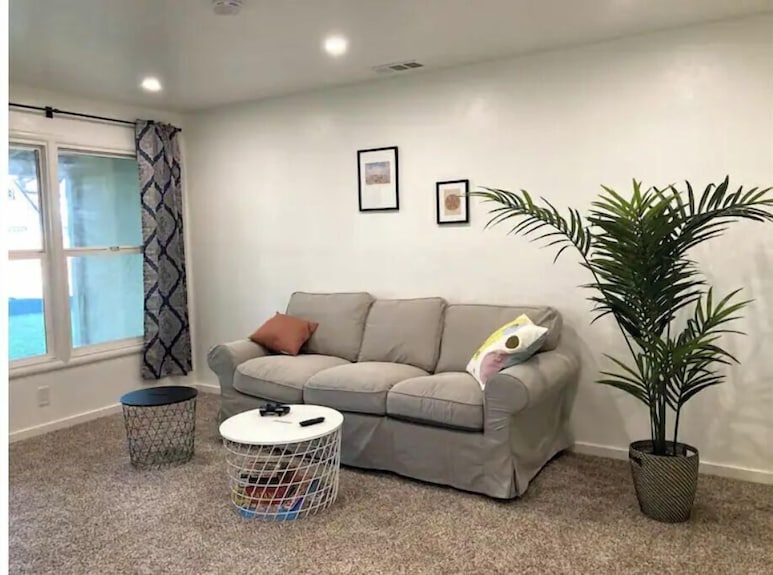 2 Bed Near Doctors Hospital: Beautiful, Sunny, New - California