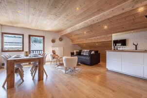 Apartamento Comfort, casa de banho anexa, vista para a montanha (Le Passon) | Sala | Televisor de ecrã plano de 40 polegadas com canais via satélite 