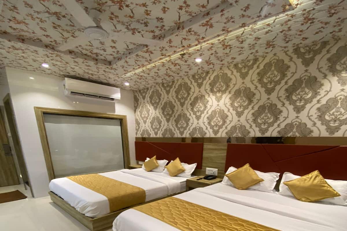 Quarto quádruplo luxo | Camas com colchões de espuma com sistema de memória, escrivaninha