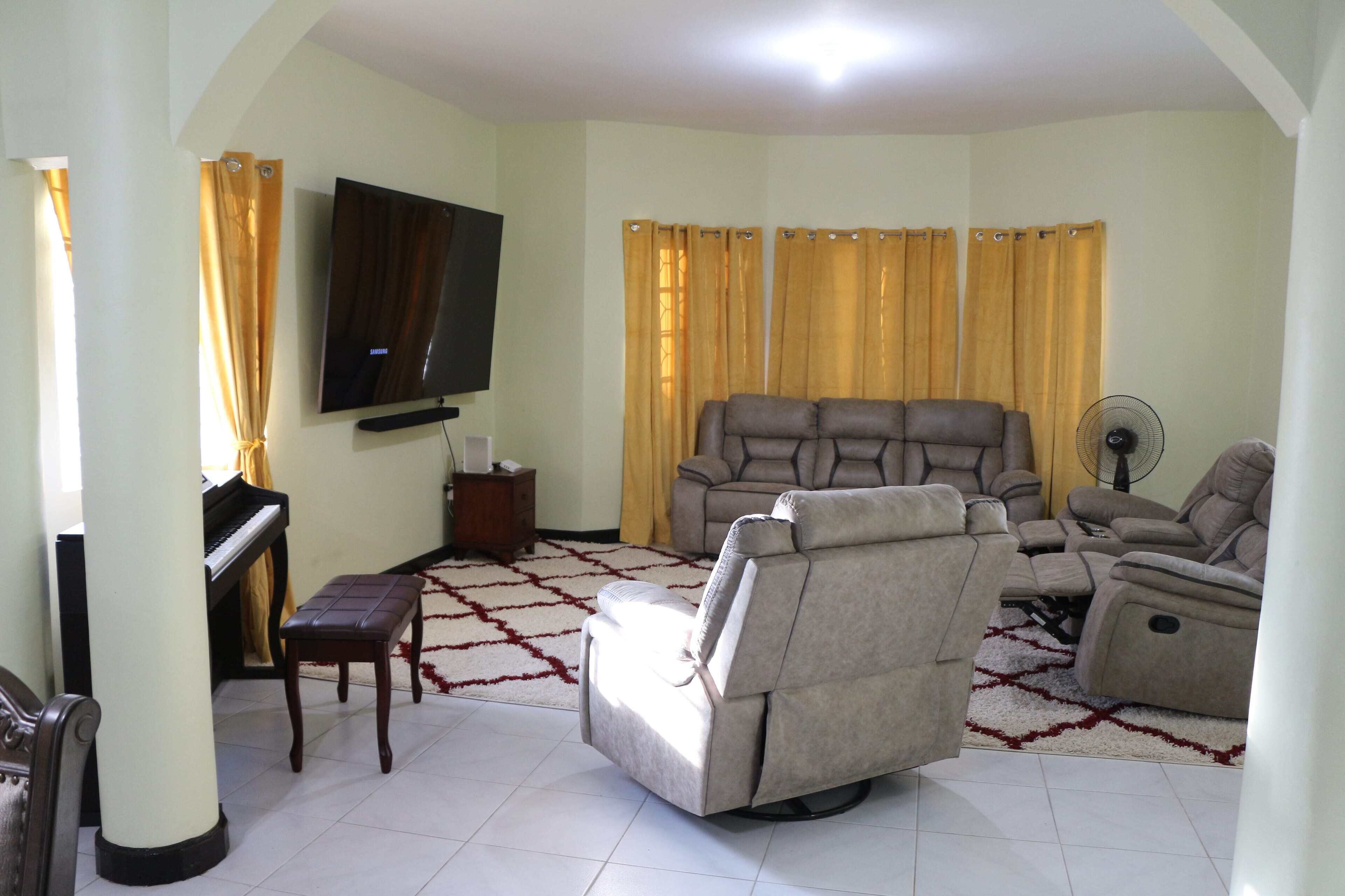 A Luxurious 4-bedroom Private Villa With Games Room, Theatre & Modern Art - Montego Bay