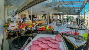 Café da manhã com buffet grátis todos os dias