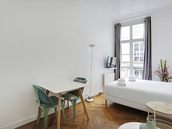 Luxe 1-br Gem Steps From The Louvre & Opera - Paris