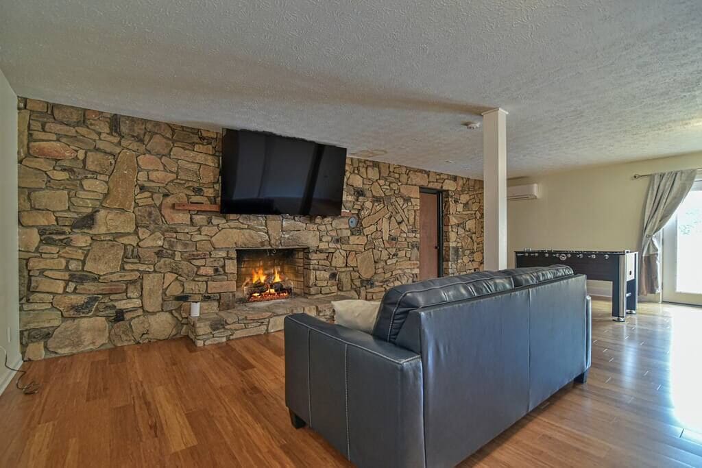 Asheville Oasis: Luxury Retreat, Hot Tub & Games - Weaverville, NC