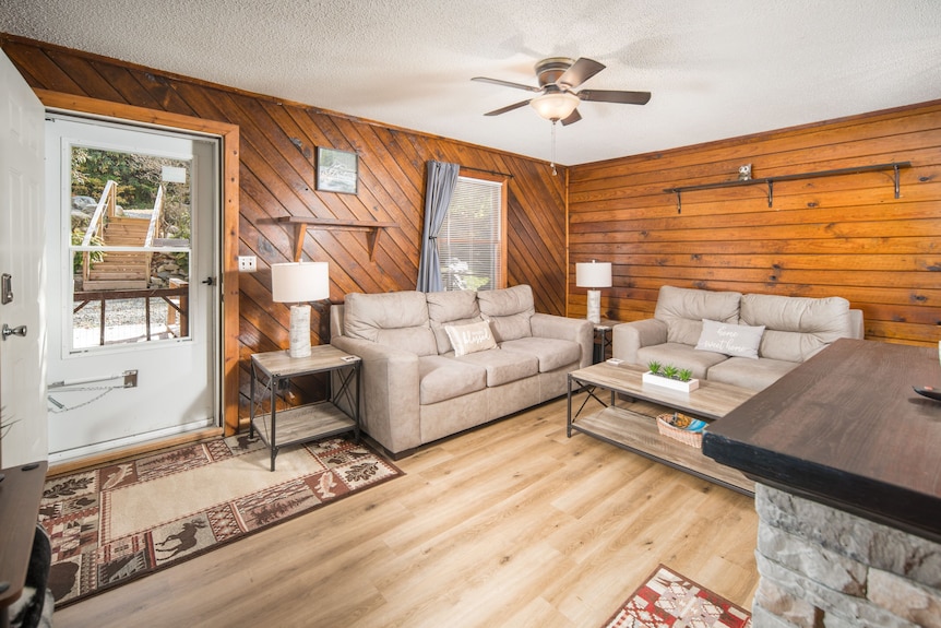 Summer Deal! Cozy Banner Elk Cabin Near Downtown & Prime Hiking Trails - Sugar Mountain, NC